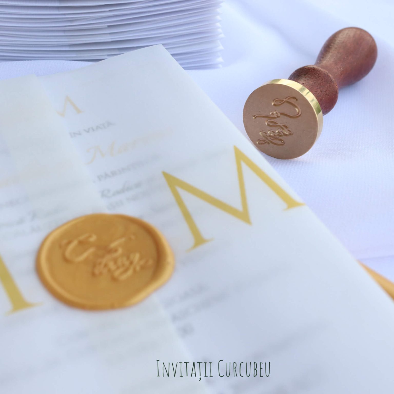 Invitație de nuntă cu sigiliu și inițialele mirilor GOLD